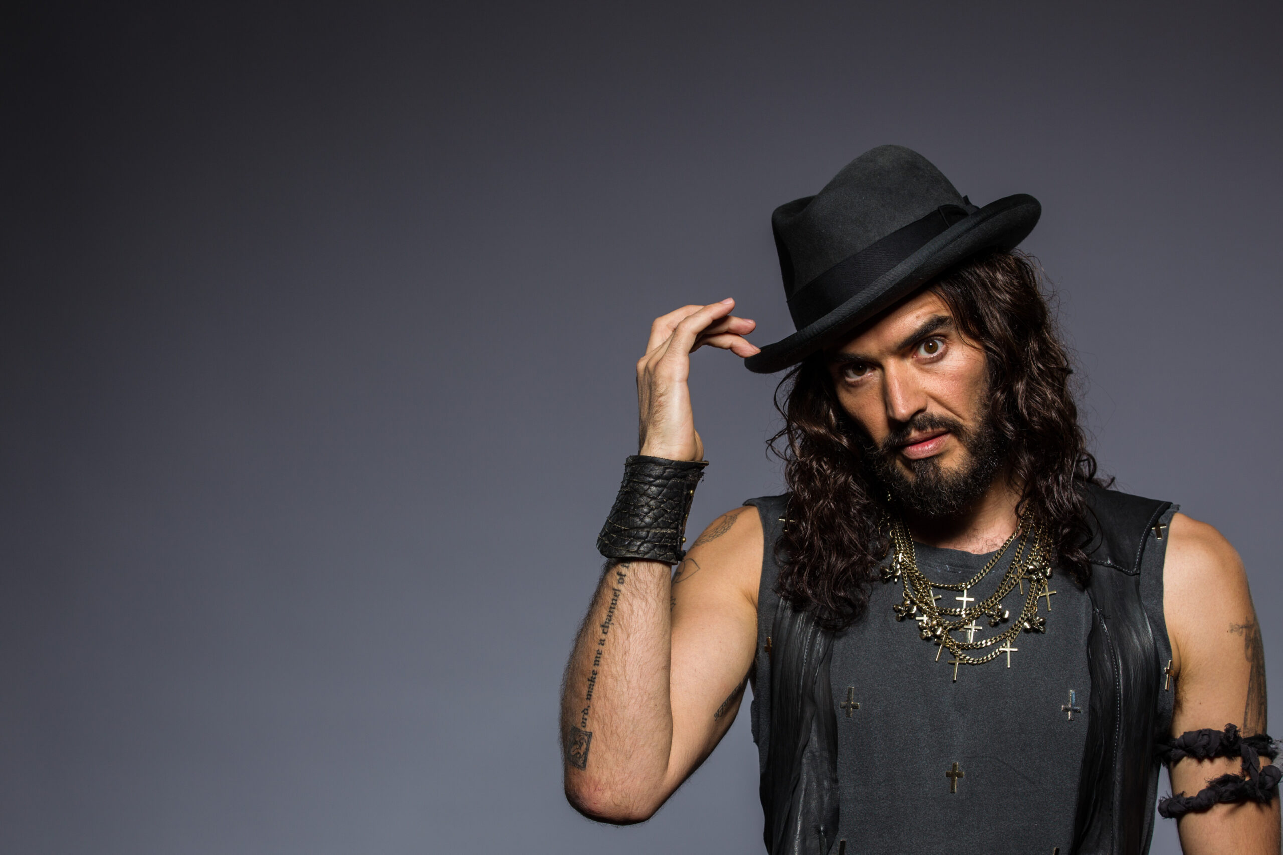 Russell Brand’s ‘shocking’ behaviour at 2007 Dublin gig revealed - GladLink